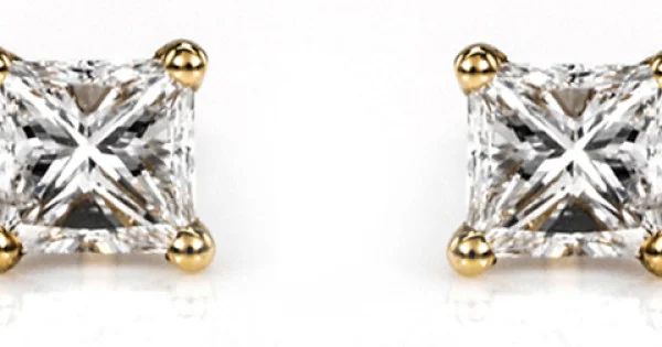 Diamond Rings: Classic Solitaire Earring